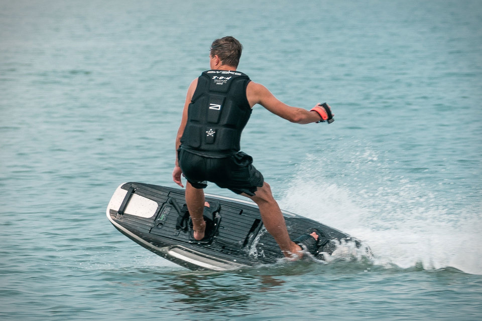 Planche de surf électrique Awake Ravik S | Uncrate