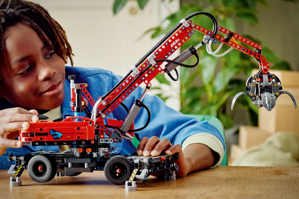 LEGO Material Handler | Uncrate