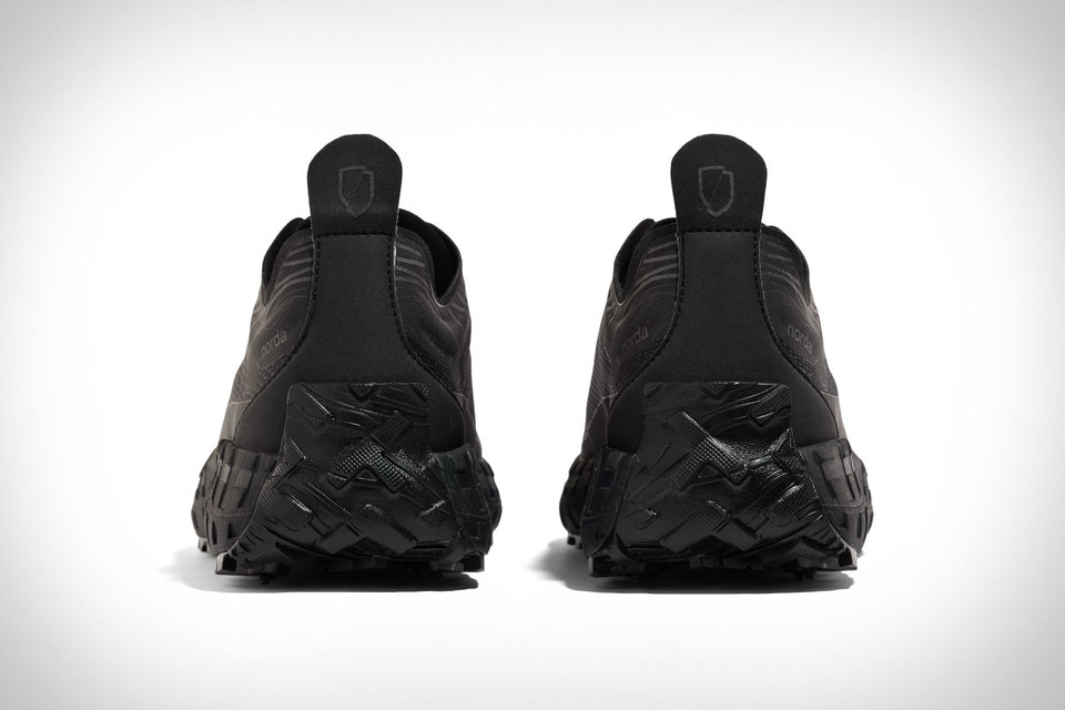 Norda 001 Stealth Black Dyneema Trail-Schuhe | Uncrate