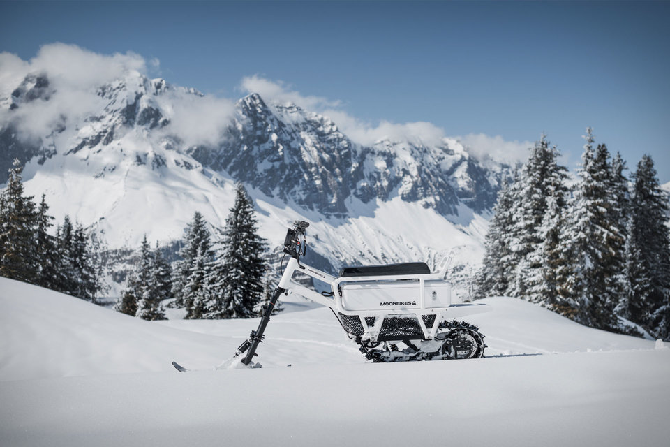 ムーンバイク 電動スノーモービル | Uncrate