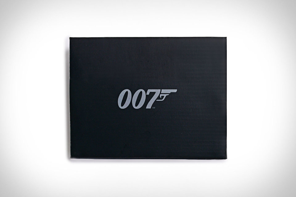 007 x Penfold Goldfinger Golf Gift Set | Uncrate