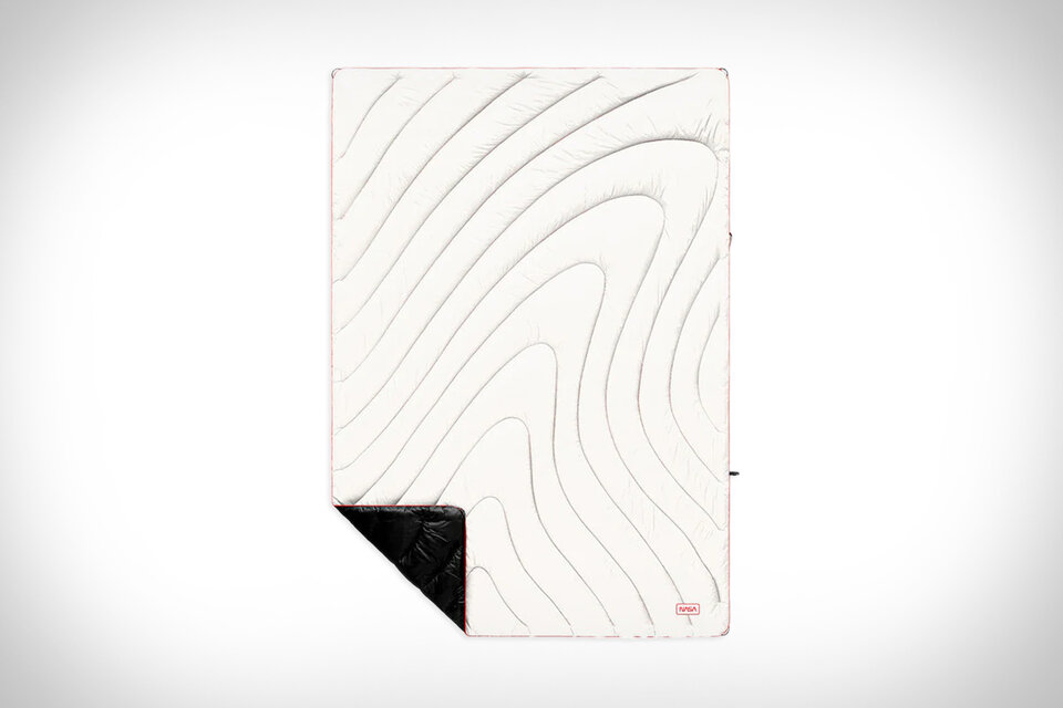 Rumpl X NASA オリジナル パフィー ブランケット | Uncrate