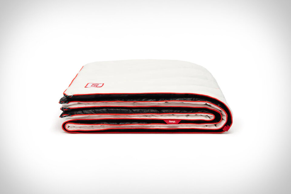 Rumpl X NASA オリジナル パフィー ブランケット | Uncrate