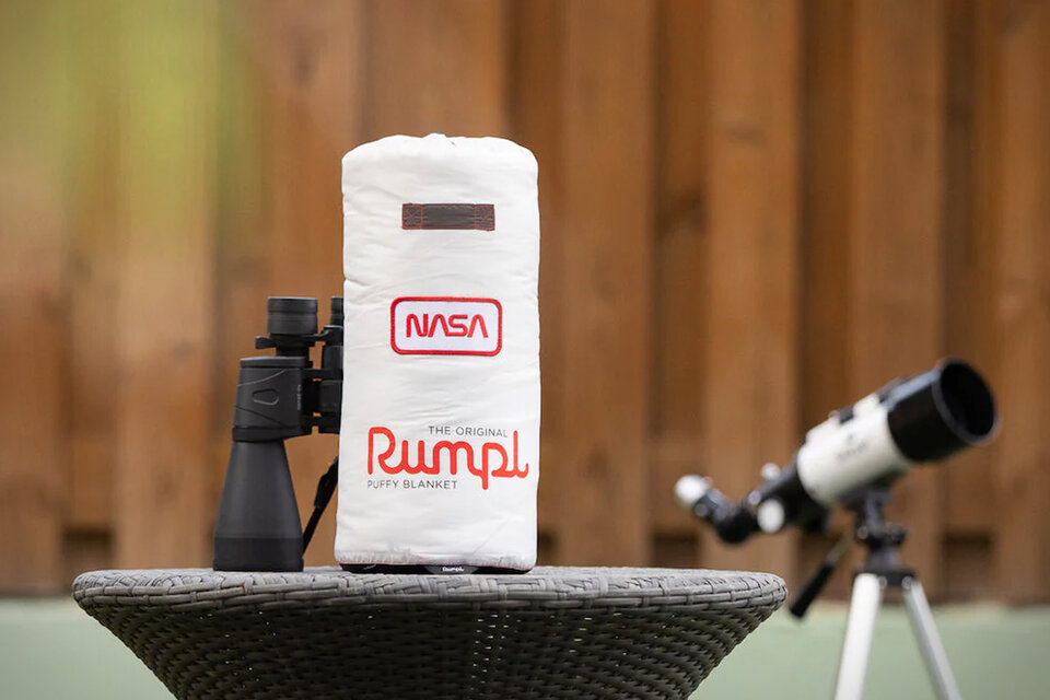 Rumpl X NASA オリジナル パフィー ブランケット | Uncrate
