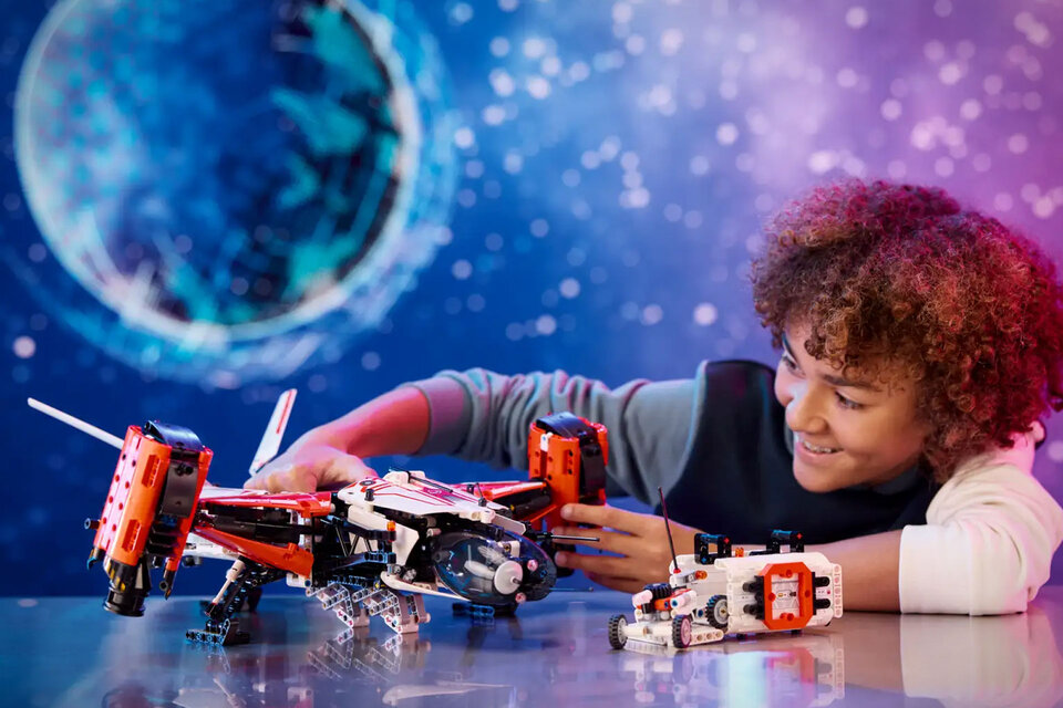 LEGO Technic Heavy Cargo Spaceship | Uncrate