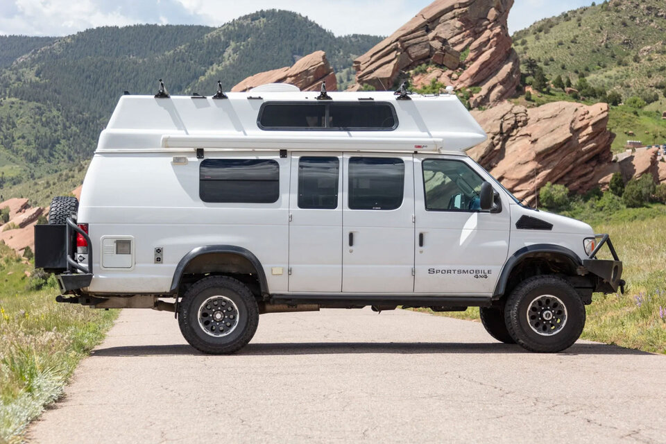 Jimmy Buffett 的 2004 款福特 E-350 Sportsmobile 露营车 | Uncrate