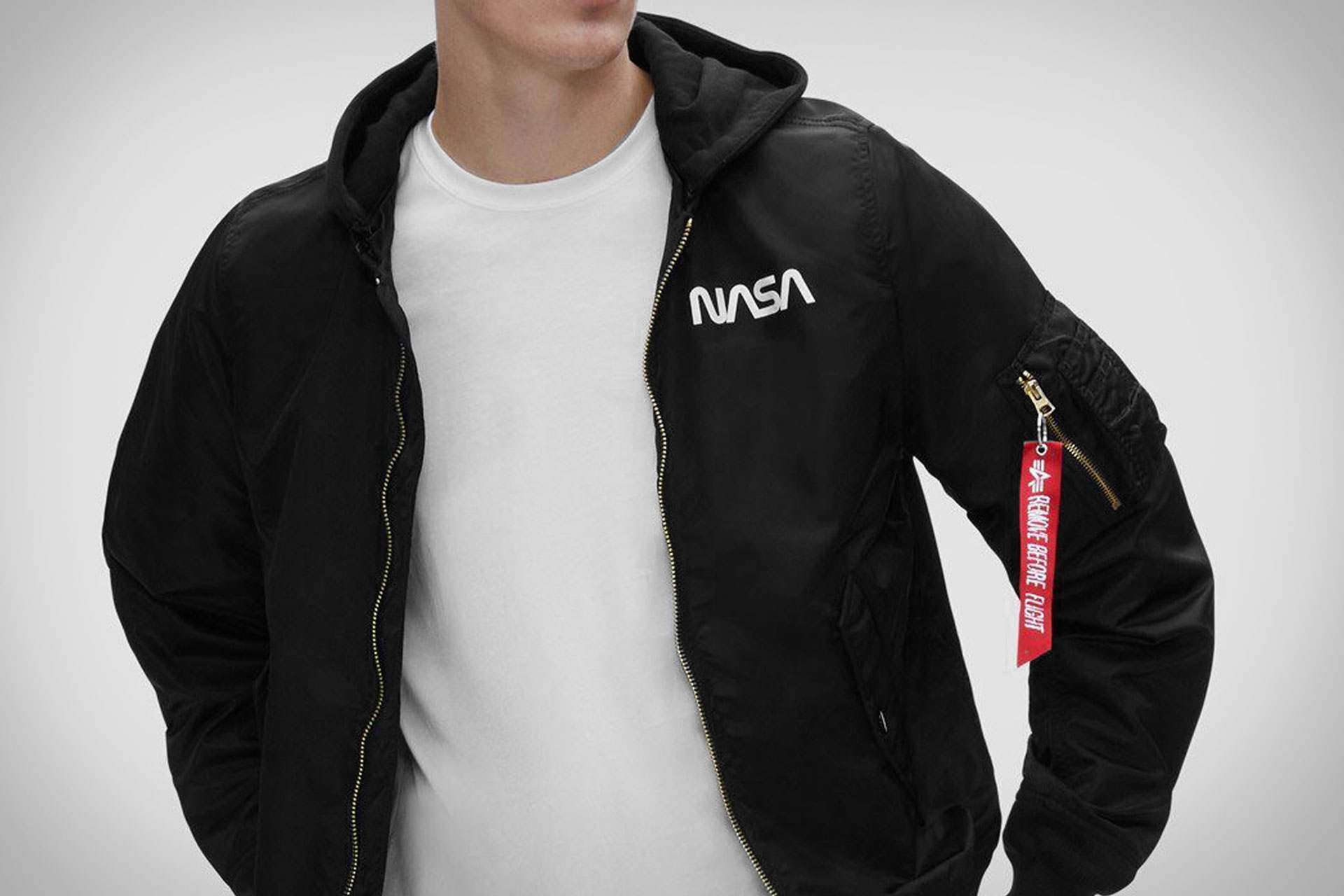 Alpha Industries x NASA L-2Bボンバージャケット | Uncrate