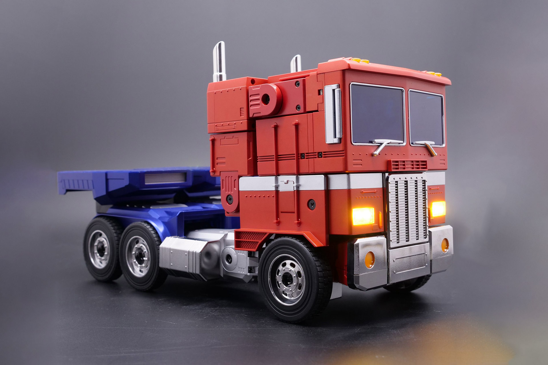 Transformers Optimus Prime Auto-Converting Robot | Uncrate