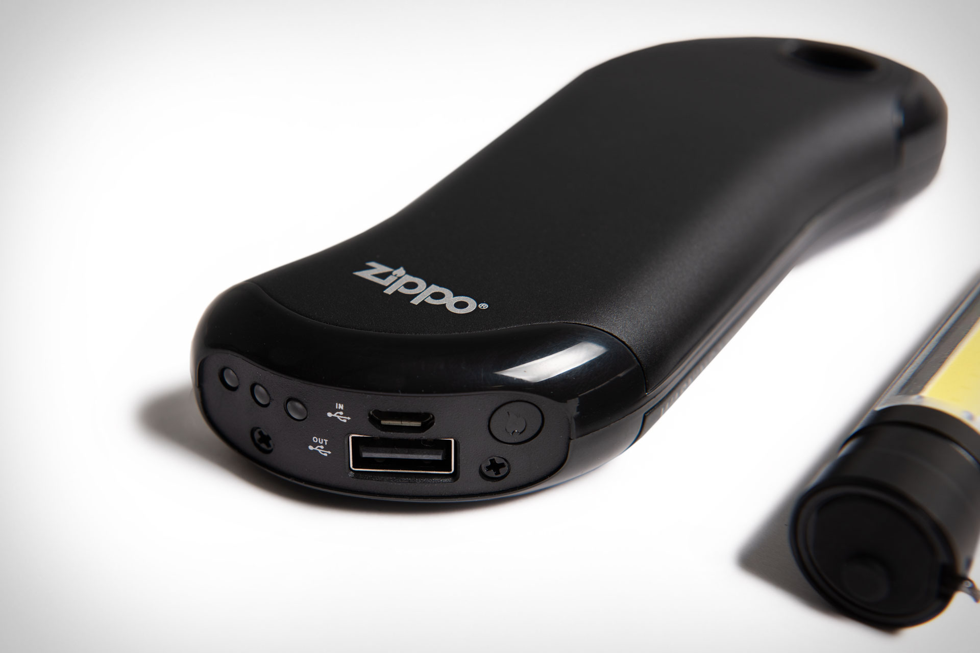Linterna y calentador de manos recargable Zippo | Uncrate