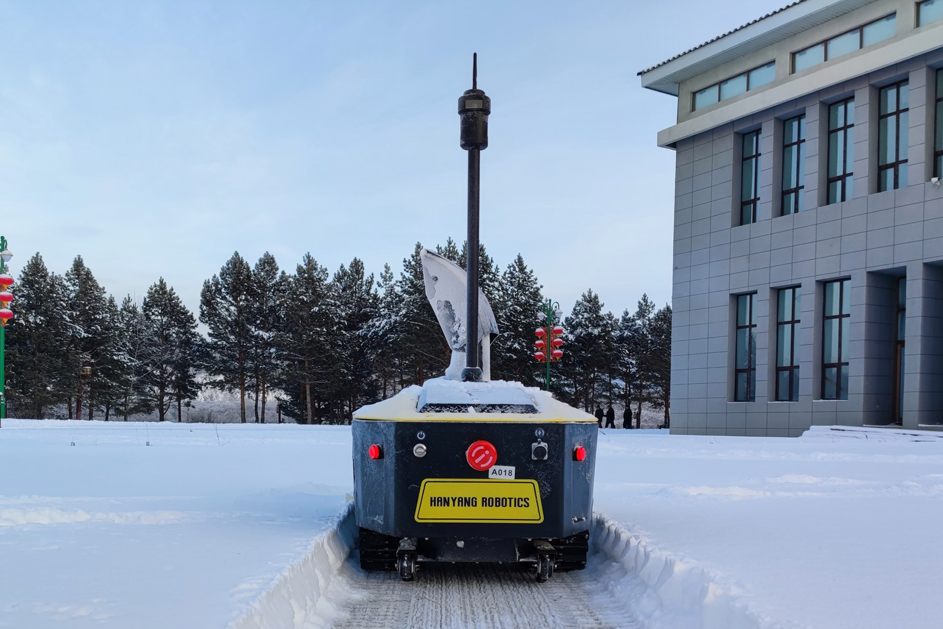 Snowbot S1 Snow Blower Robot | Uncrate