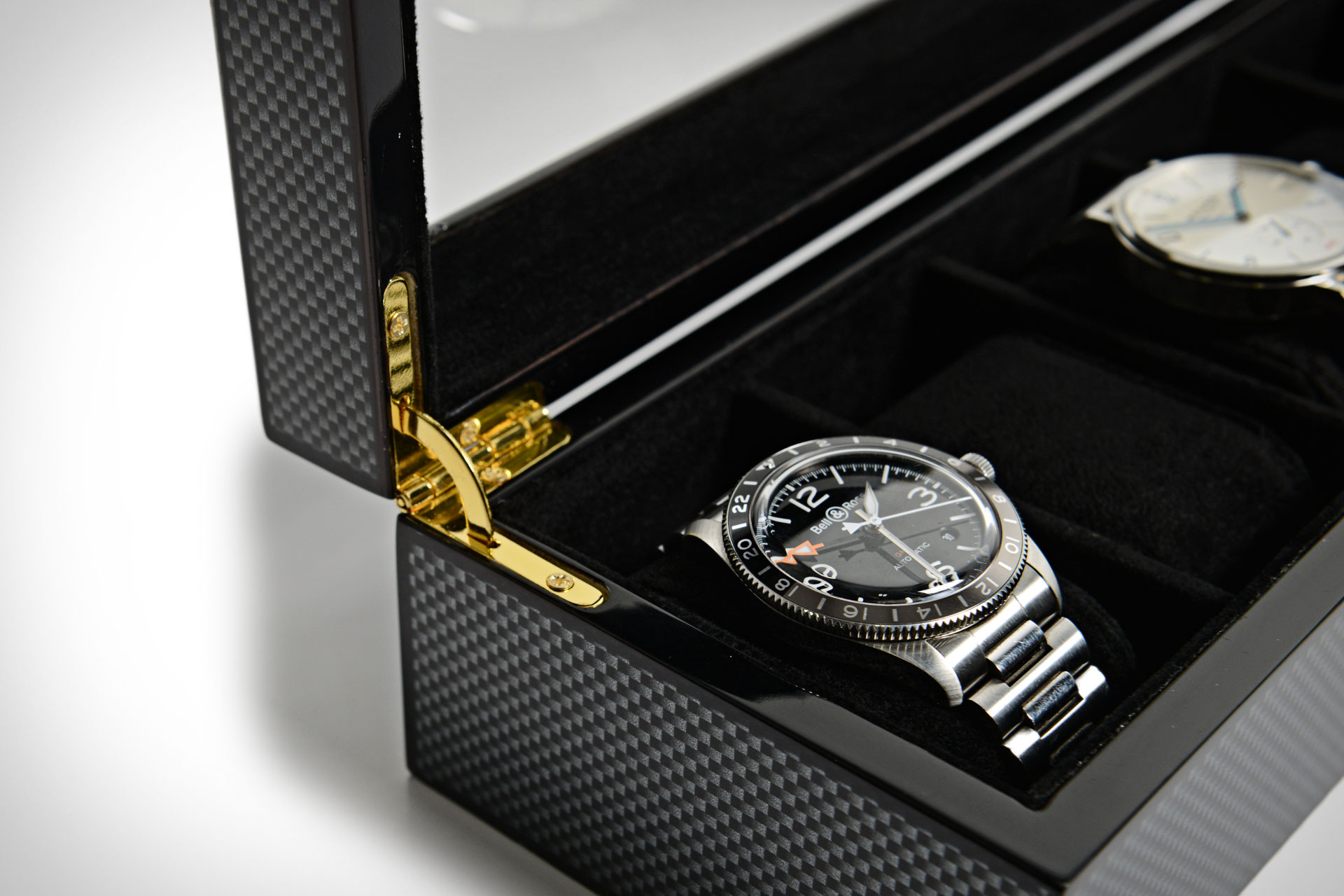 カーボンファイバーウォッチボックス | Uncrate