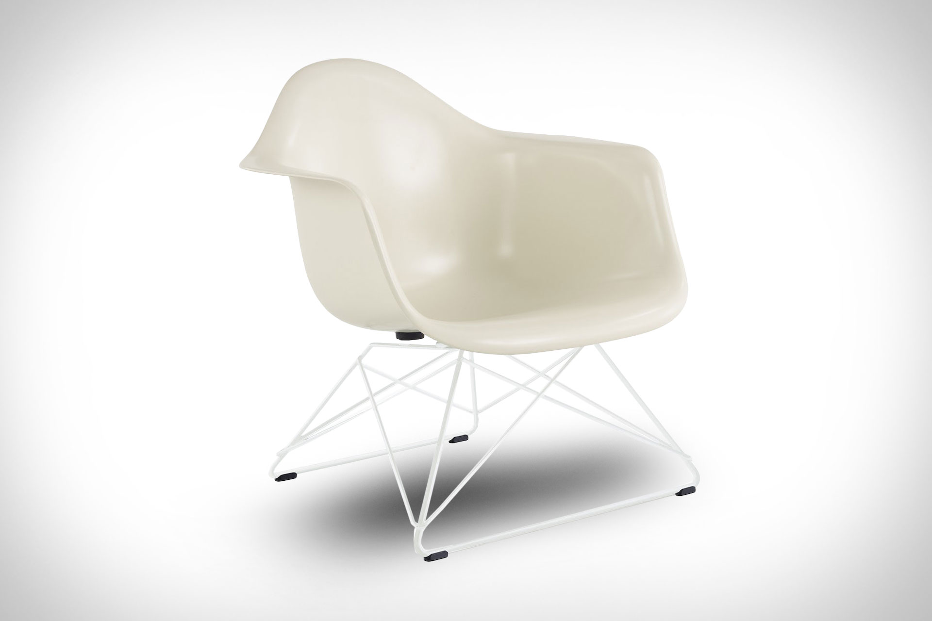 イームズモールドグラスファイバーローワイヤーベースアームチェア | Uncrate