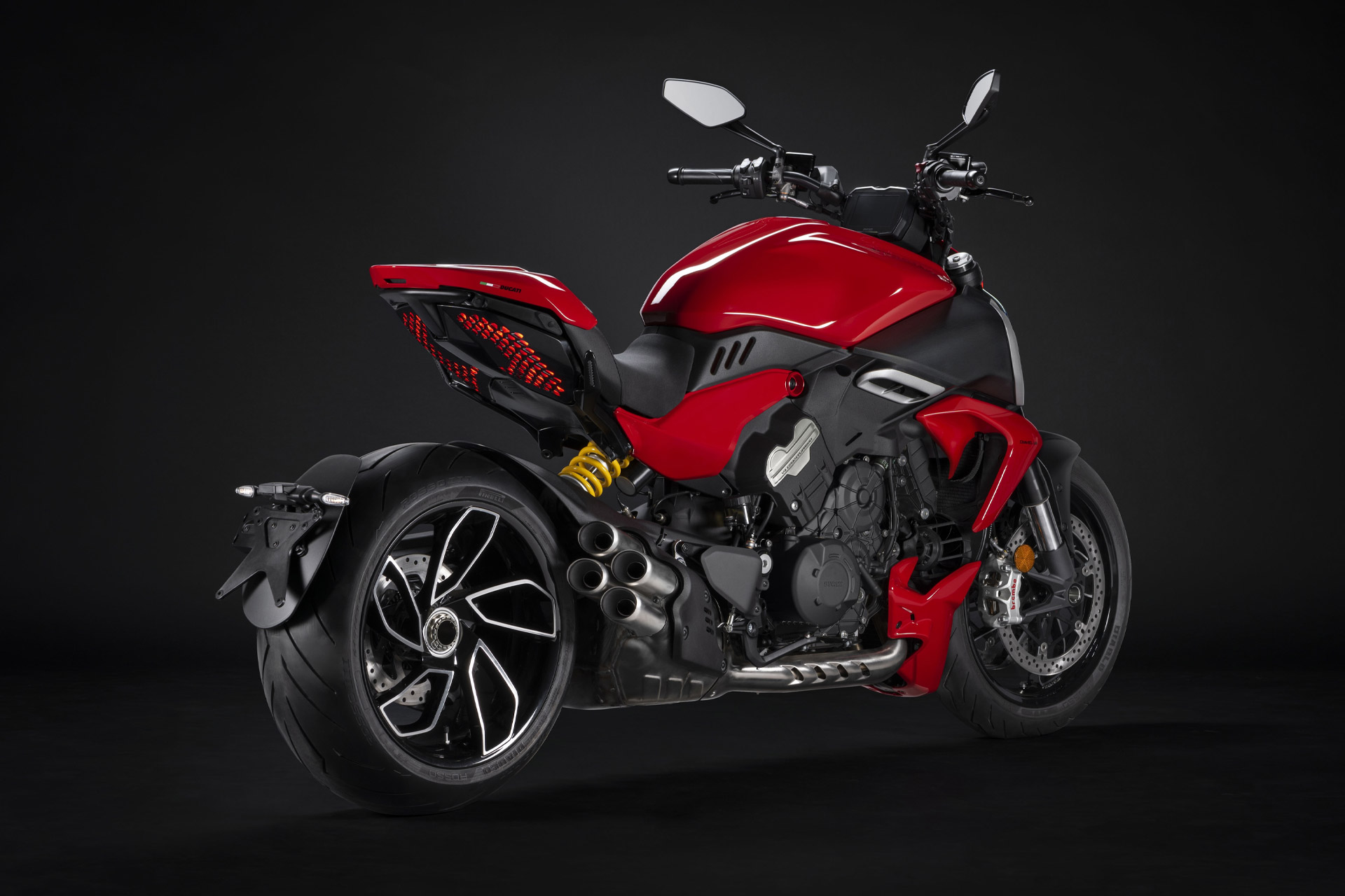 2023 杜卡迪 Diavel V4 摩托车 | Uncrate