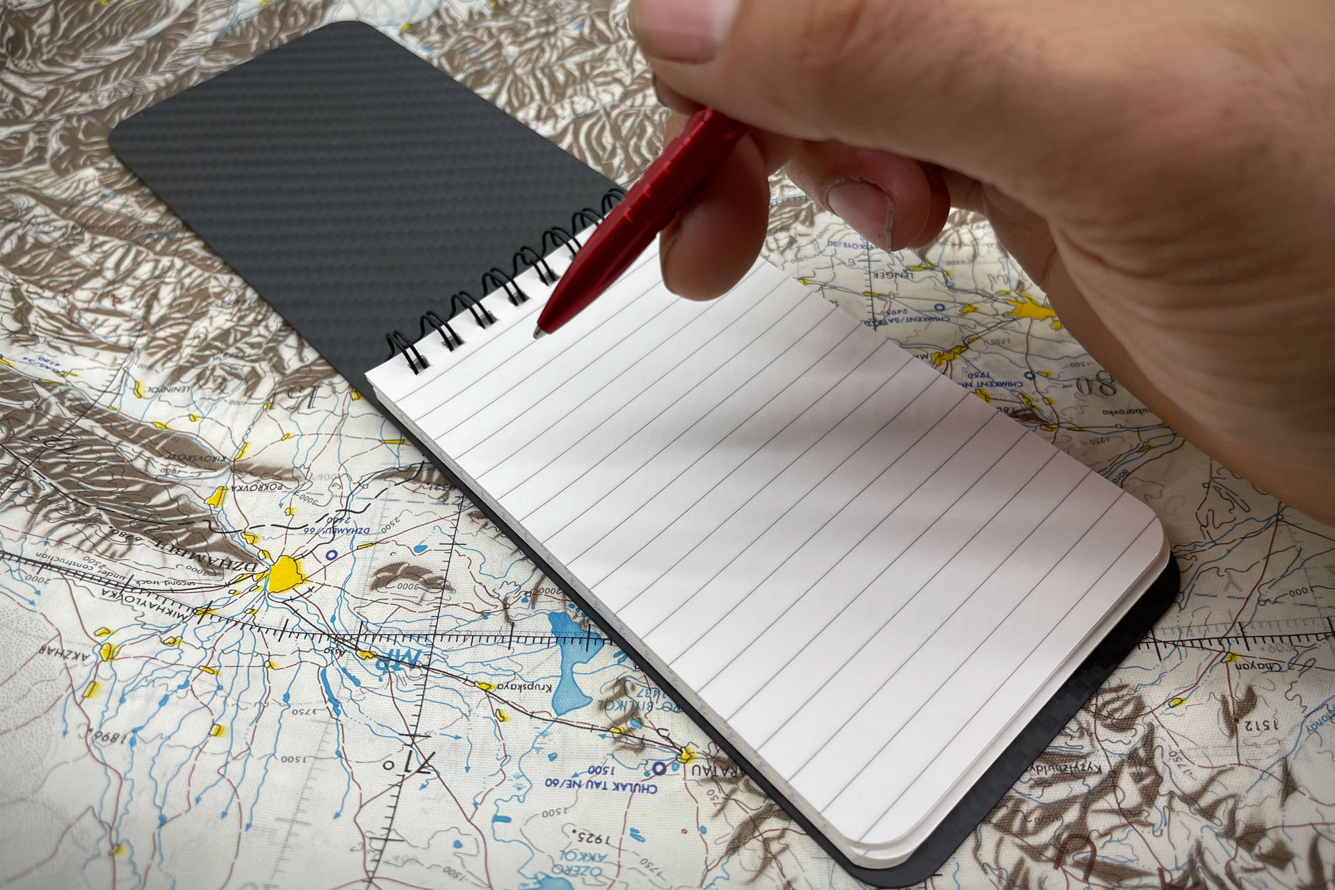 碳纤维耐候笔记本 | Uncrate