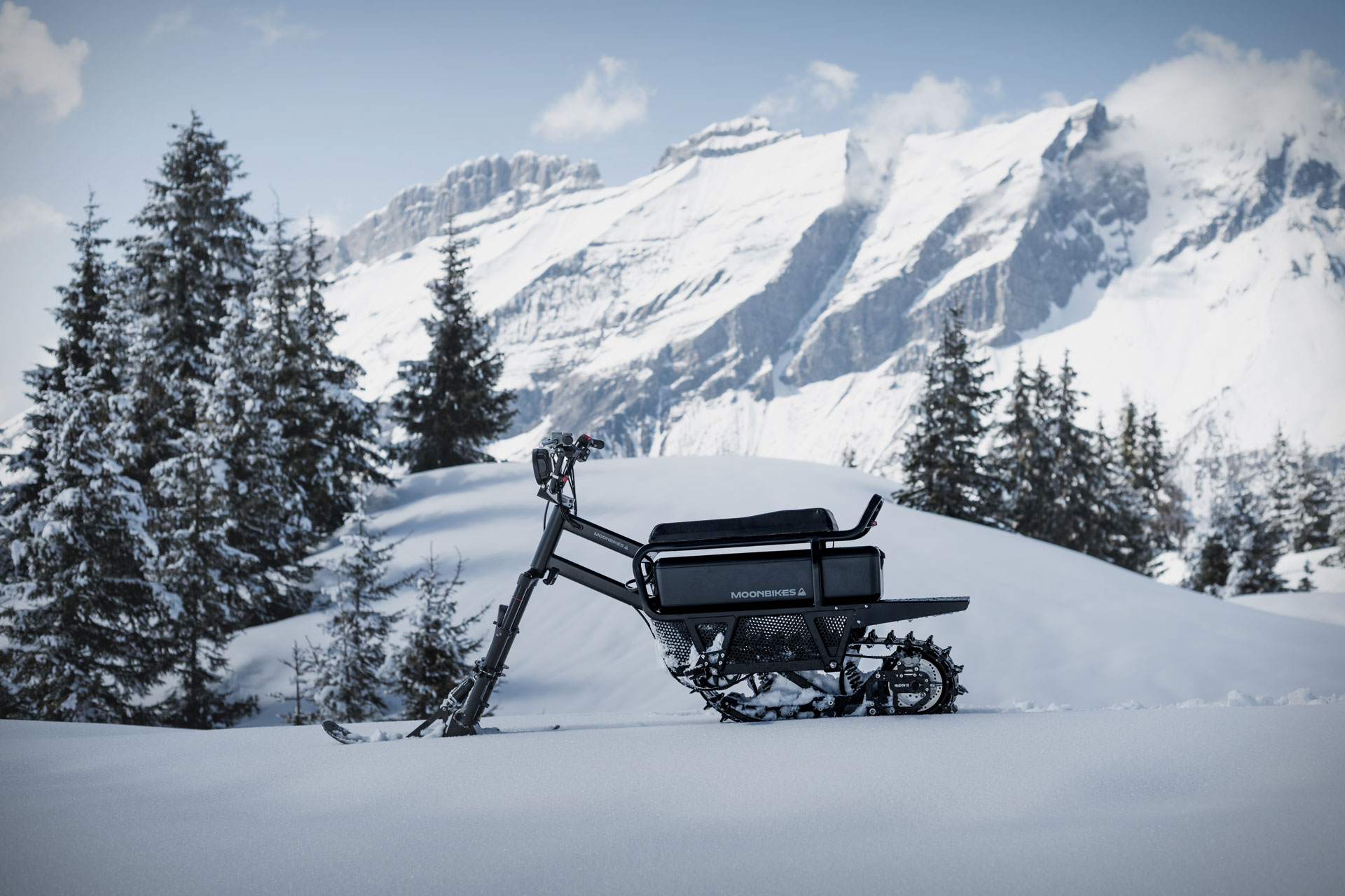 ムーンバイク 電動スノーモービル | Uncrate