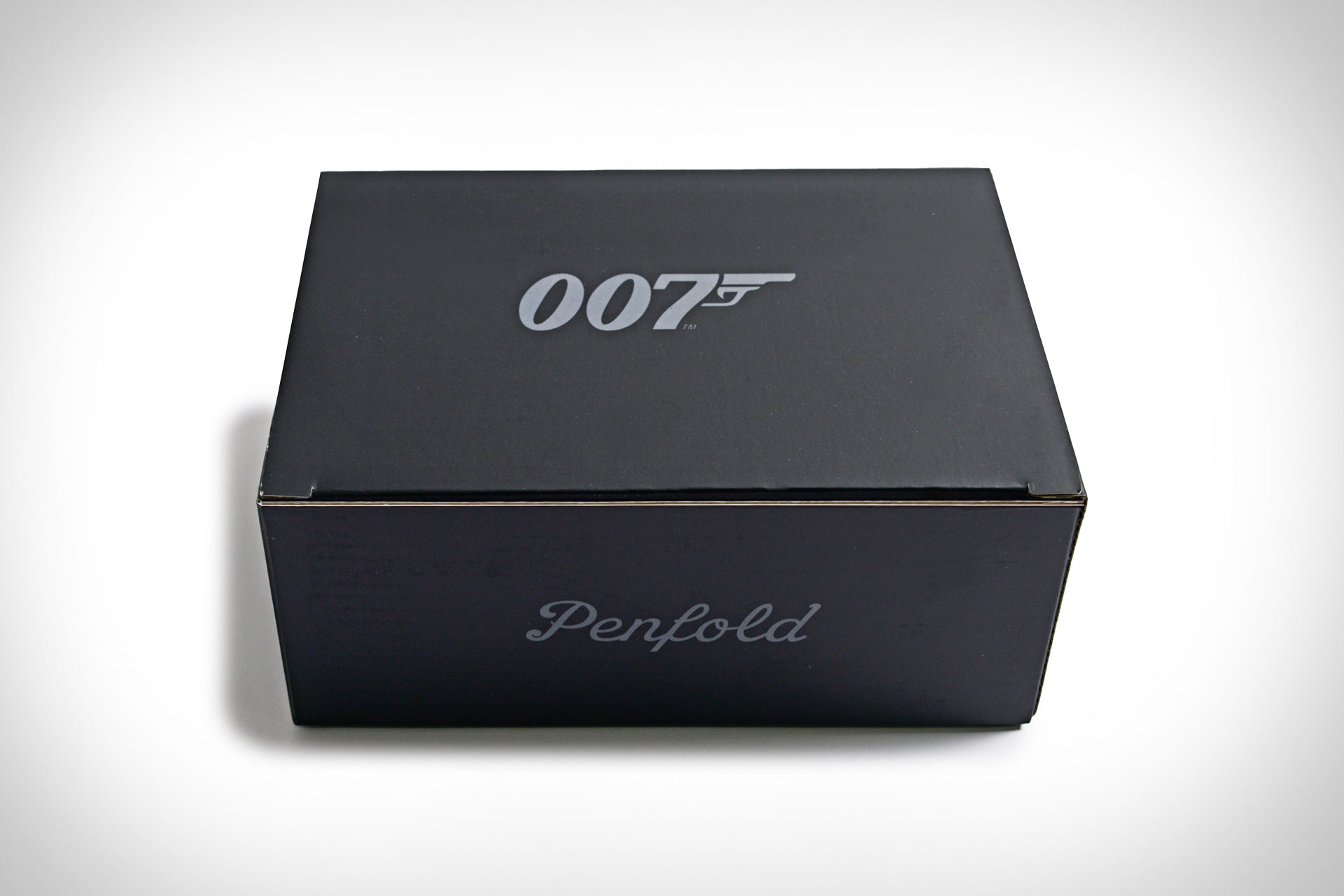 007 x Penfold Goldfinger Golf Gift Set | Uncrate