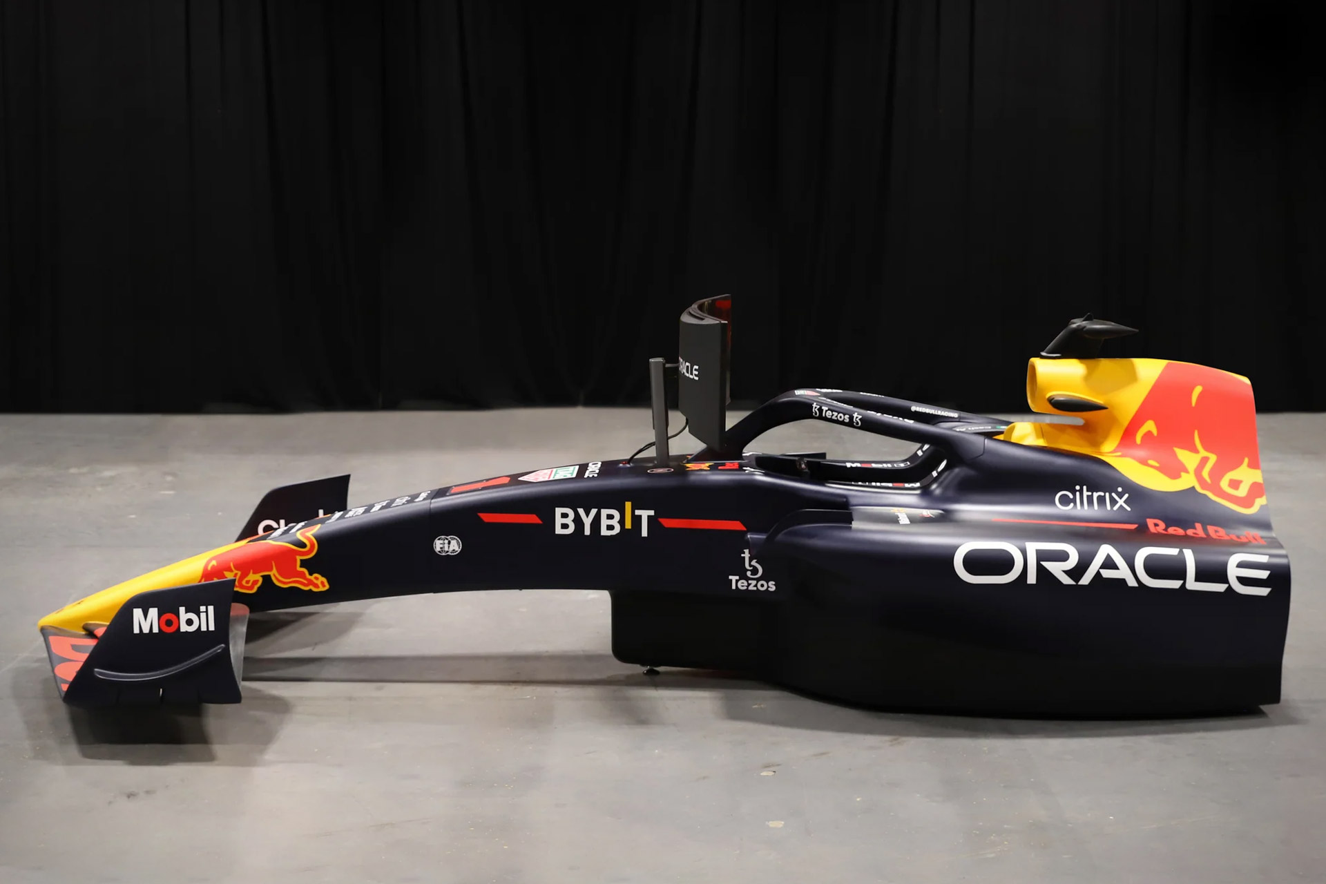 2022 Oracle Red Bull RB18 Racing Simulator | Uncrate