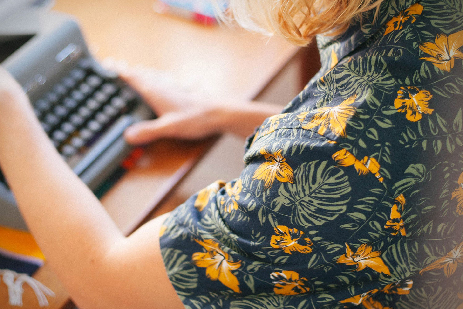 Chemise Aloha en fer et résine | Uncrate