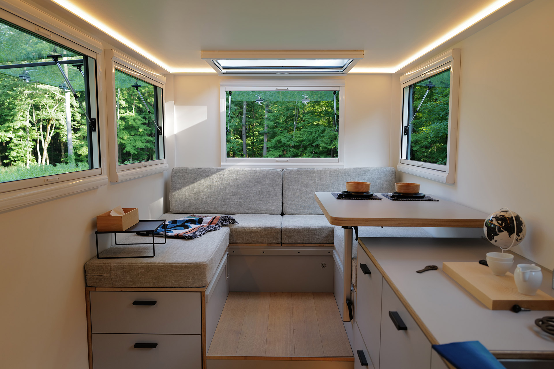 2017 Mitsubishi Fuso 4×4 Hi-Fi Tea House | Uncrate