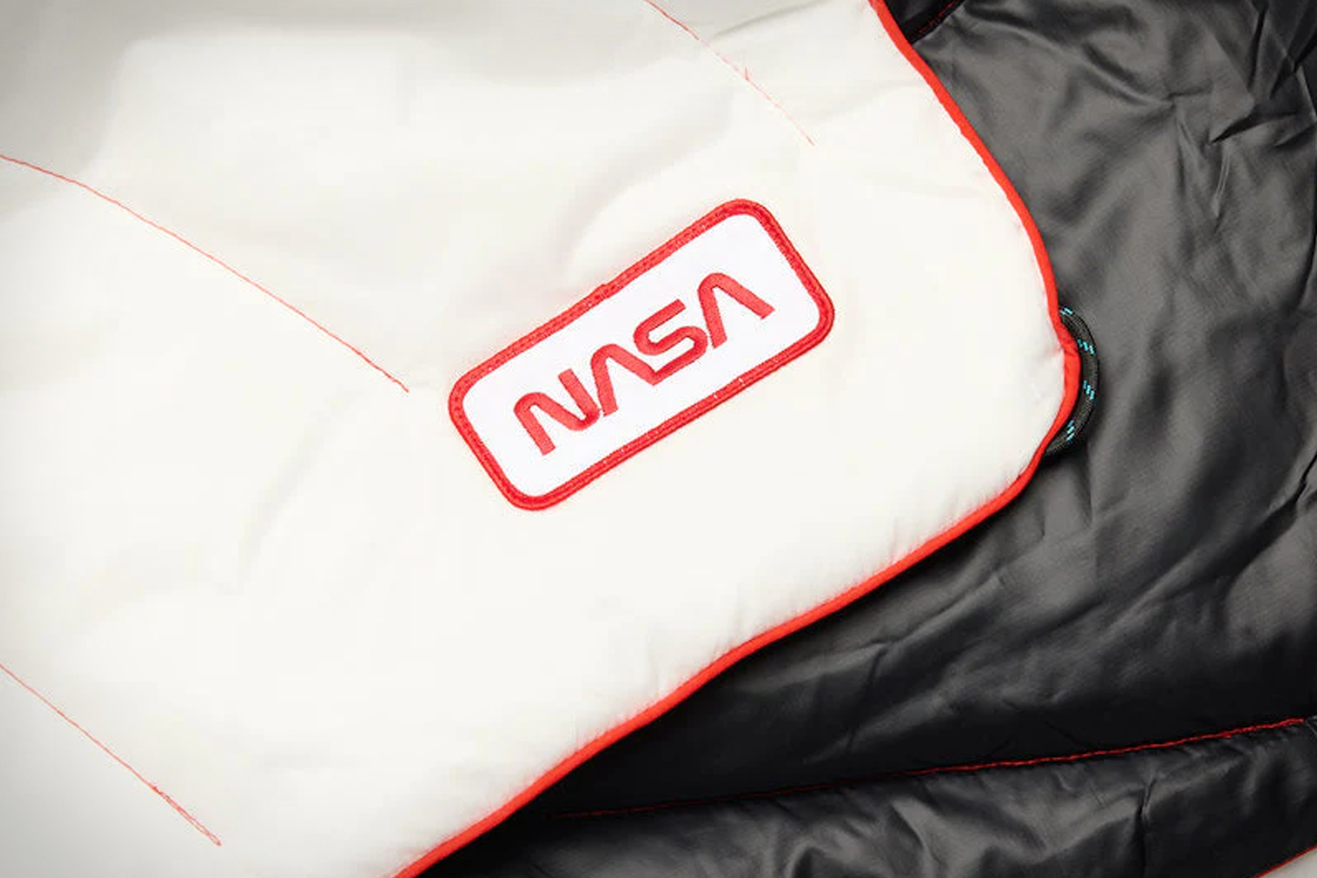 Rumpl X NASA オリジナル パフィー ブランケット | Uncrate