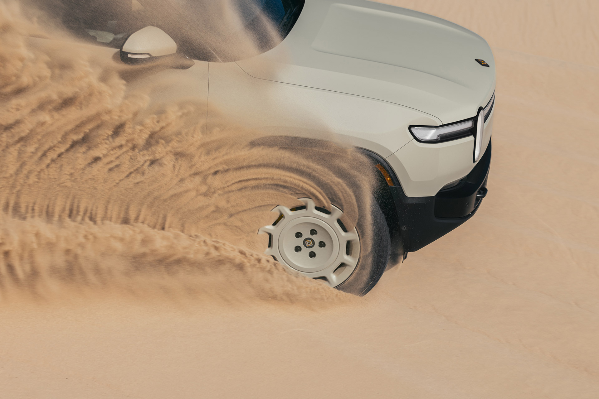 Rivian California Dune Edition R1S y R1T | Uncrate