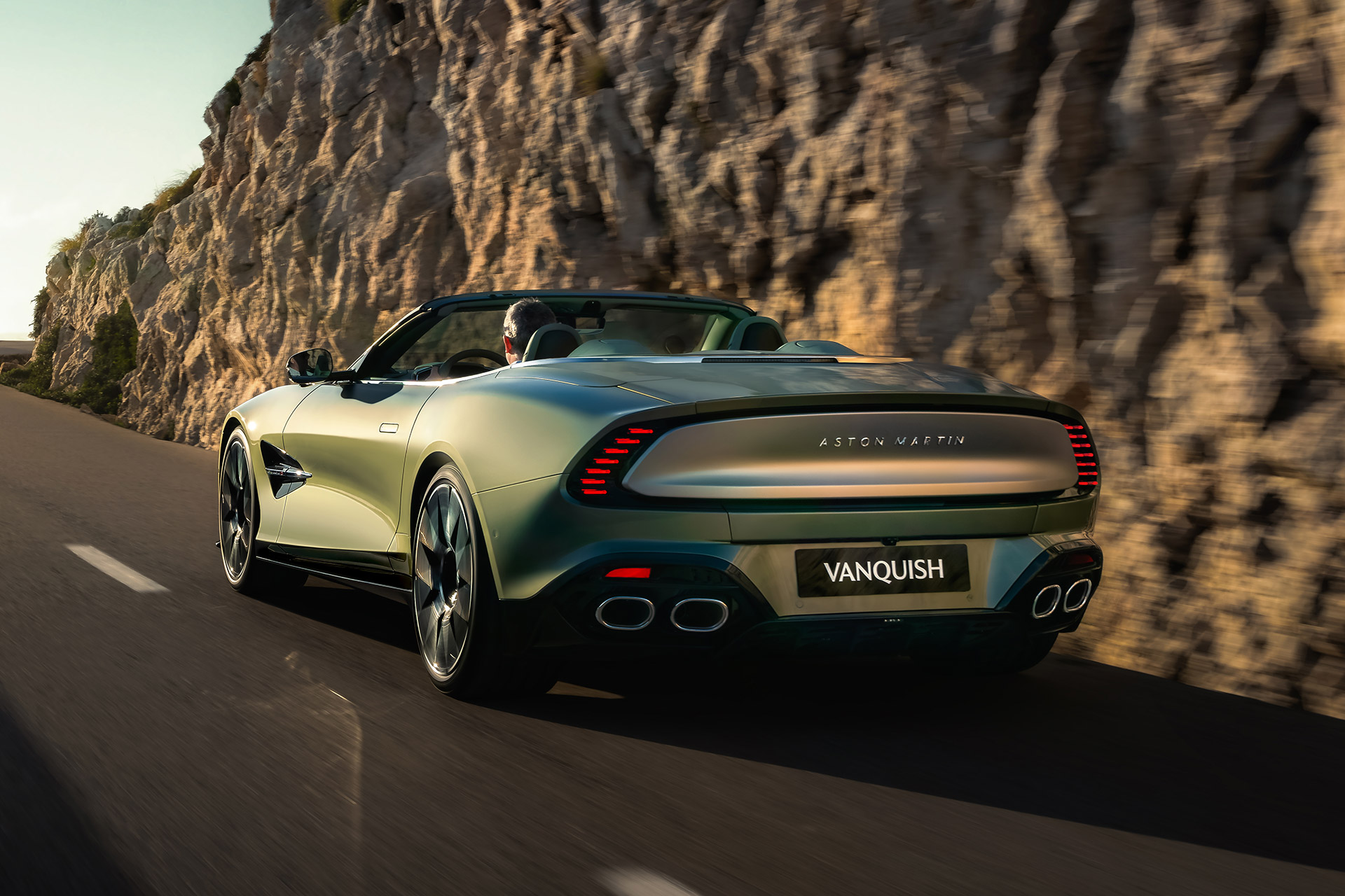 2026 アストンマーティン ヴァンキッシュ ヴォランテ | Uncrate