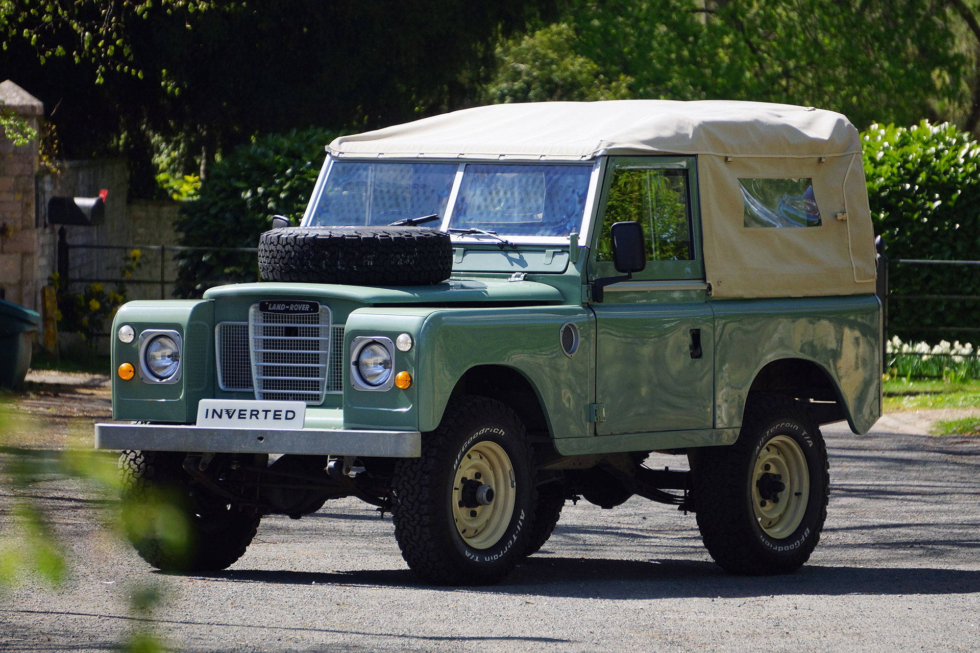Inverted Electric Series Land Rover SUVs | Uncrate